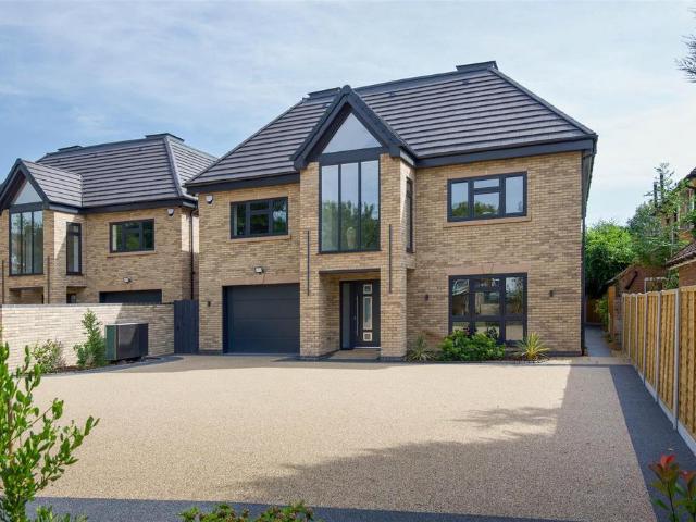 5 bedroom detached house to rent