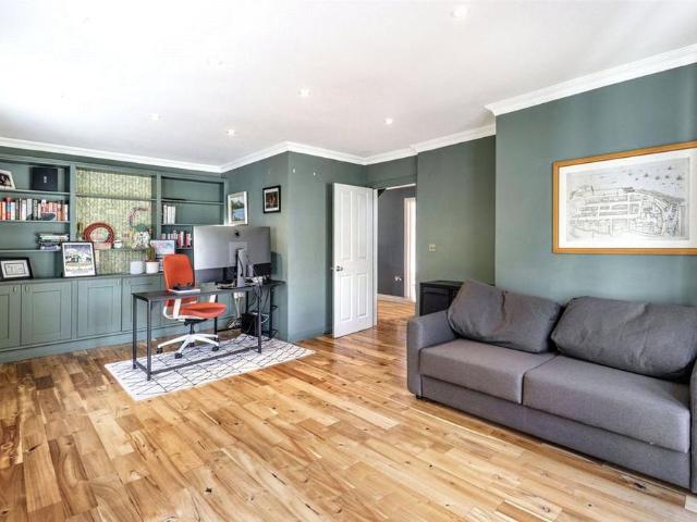 5 bedroom detached house to rent