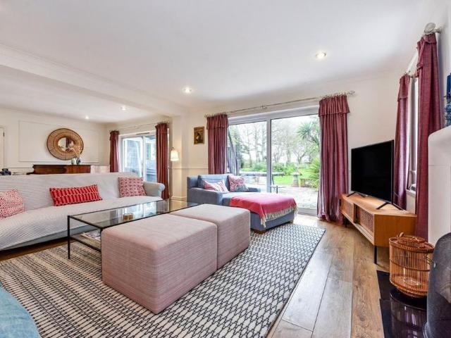 5 bedroom detached house to rent