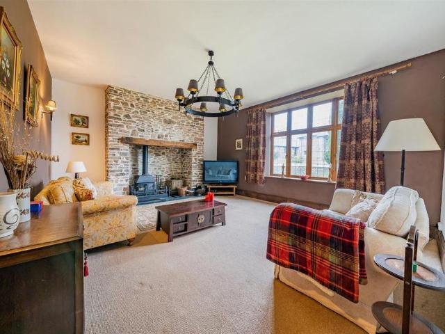 5 bedroom detached house to rent