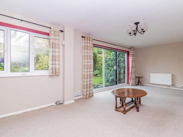 5 bedroom detached house to rent