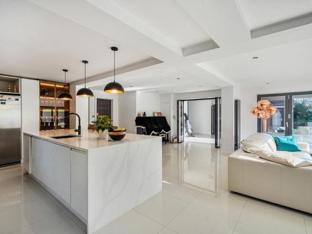 5 bedroom detached house to rent