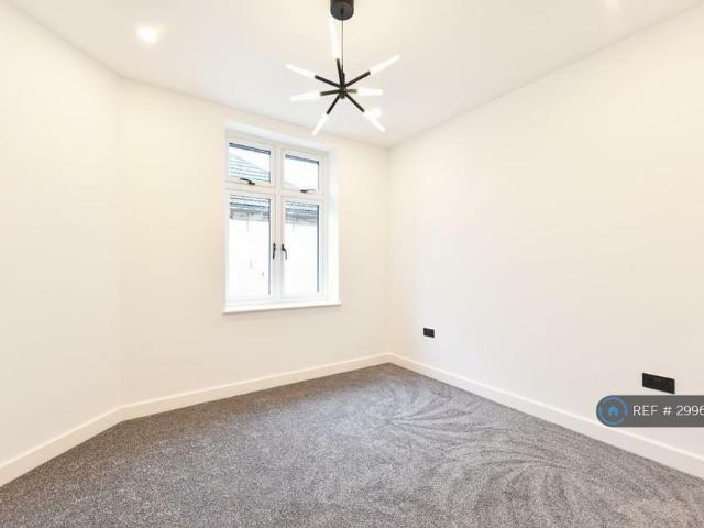 5 bedroom detached house to rent