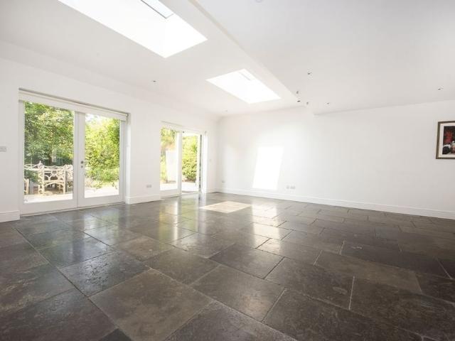 5 bedroom detached house to rent