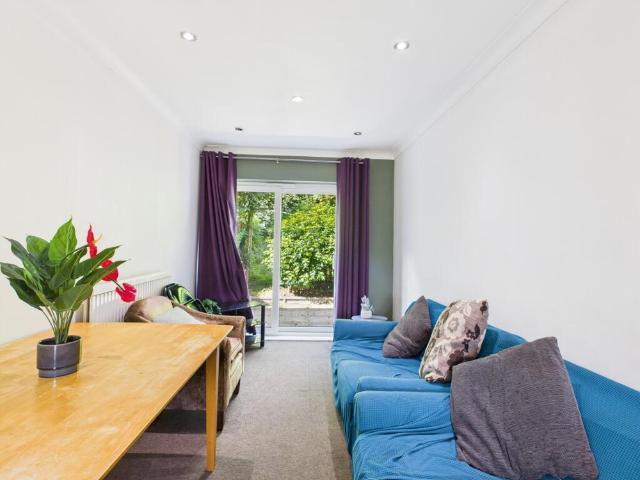 5 bedroom detached house to rent