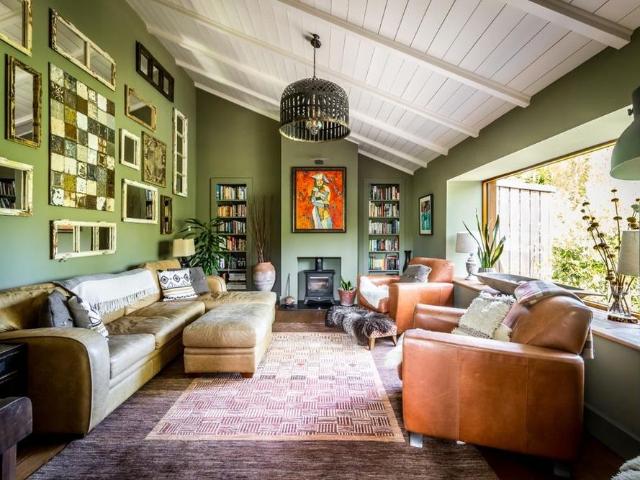 5 bedroom detached house to rent
