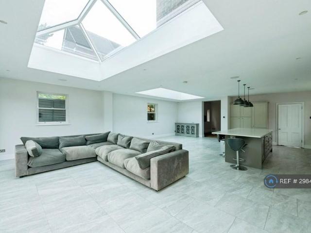 5 bedroom detached house to rent