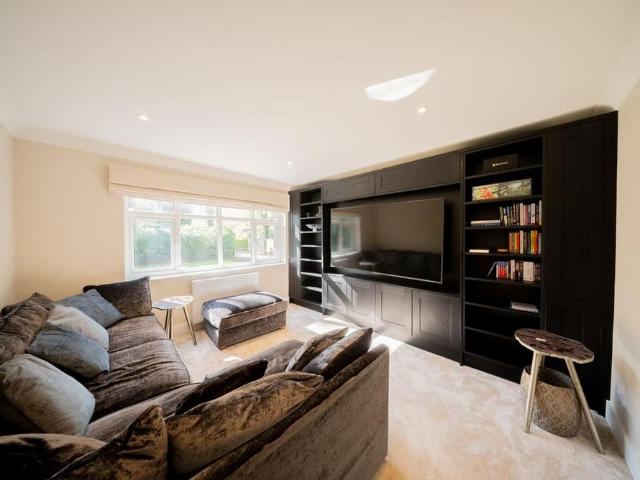 5 bedroom detached house to rent