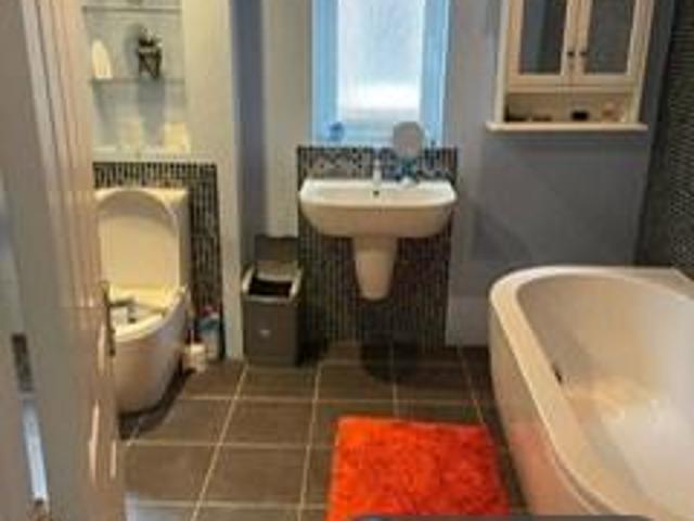 5 bedroom detached house to rent