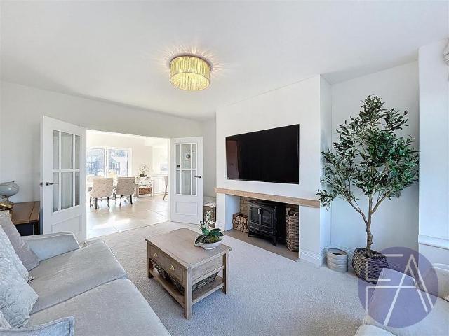 5 bedroom detached house to rent