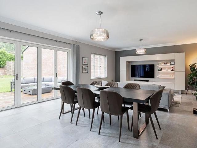 5 bedroom detached house to rent