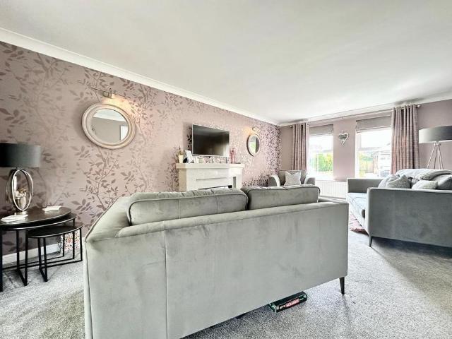 5 bedroom detached house to rent