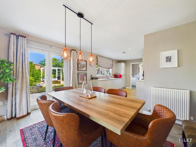 5 bedroom detached house to rent