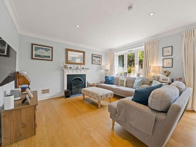 5 bedroom detached house to rent