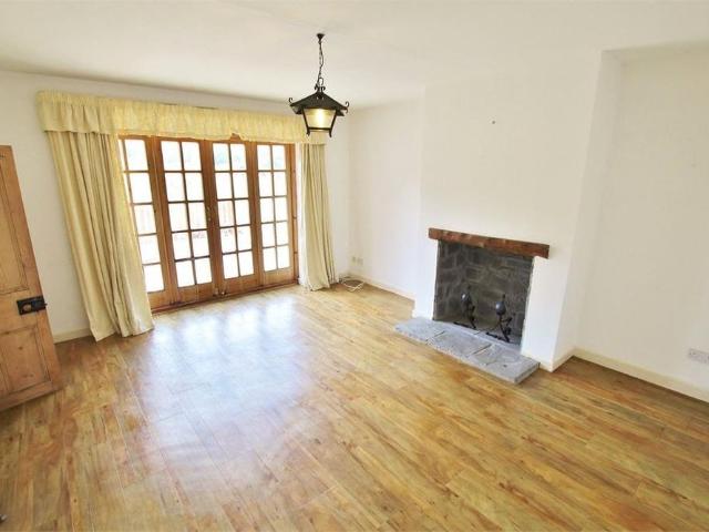 5 bedroom detached house to rent