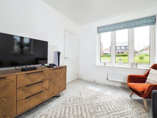 5 bedroom detached house to rent
