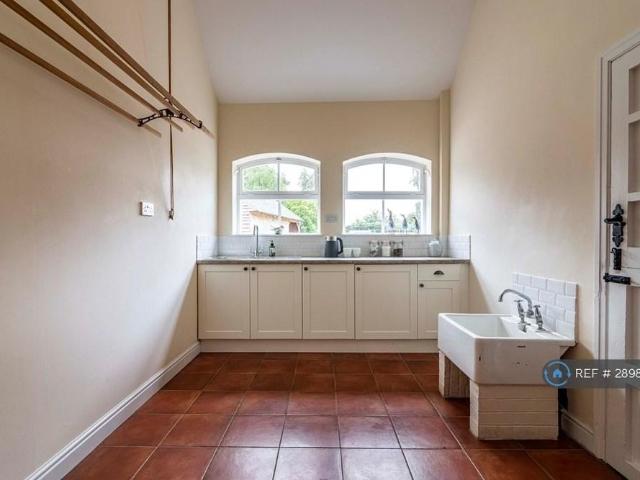 5 bedroom detached house to rent