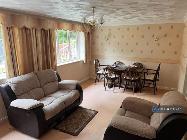 5 bedroom detached house to rent