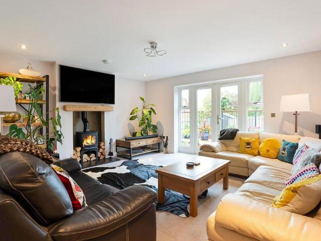 5 bedroom detached house to rent