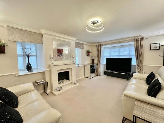 5 bedroom detached house to rent