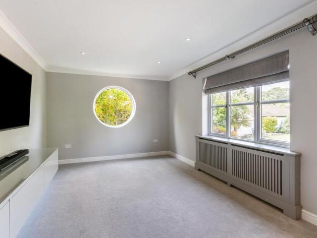 5 bedroom detached house to rent