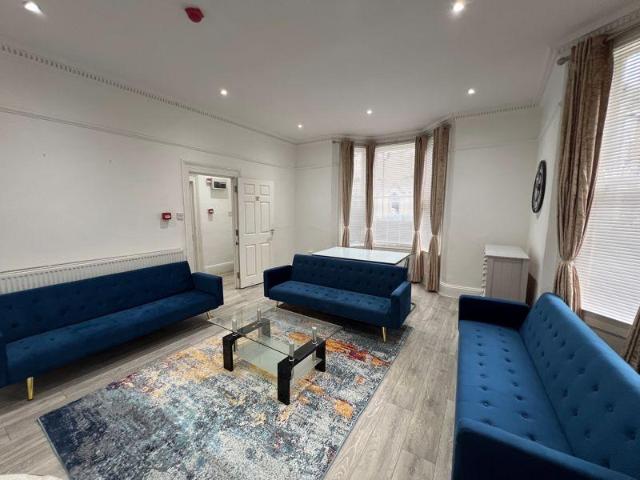 5 bedroom detached house to rent