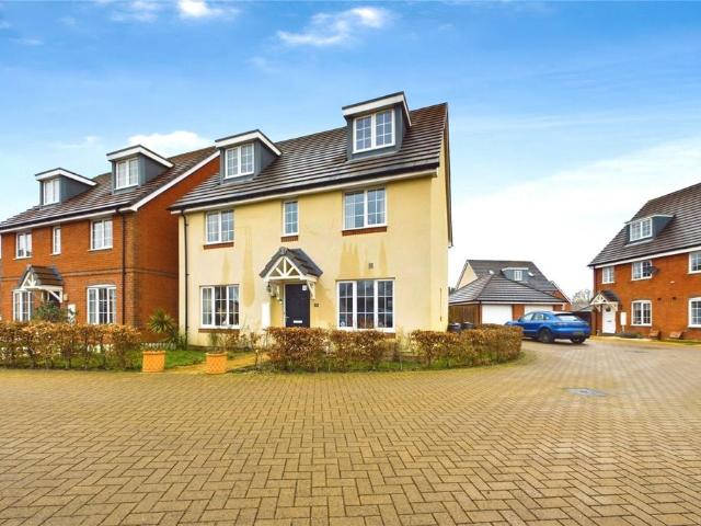 5 bedroom detached house to rent