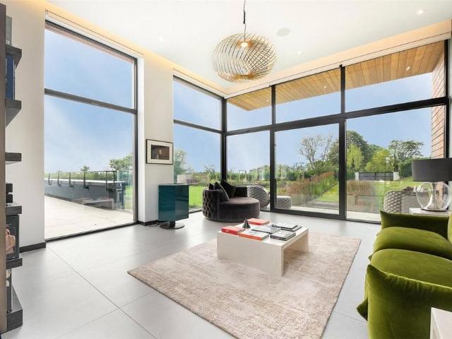 5 bedroom detached house to rent