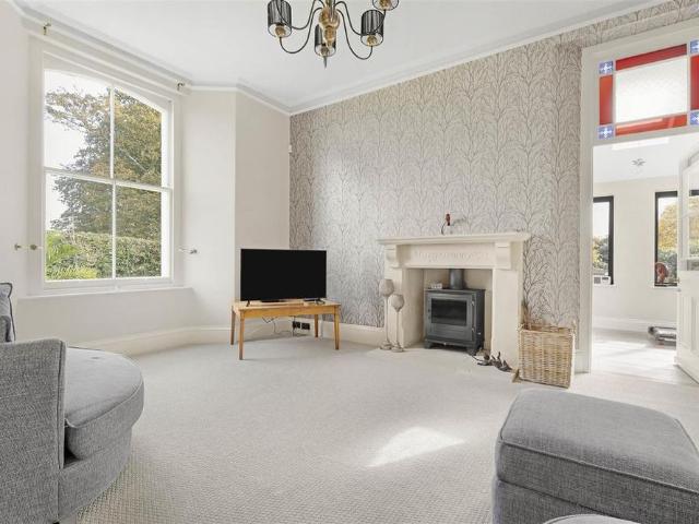 5 bedroom detached house to rent