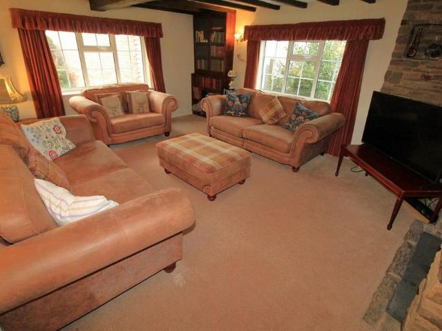 5 bedroom detached house to rent