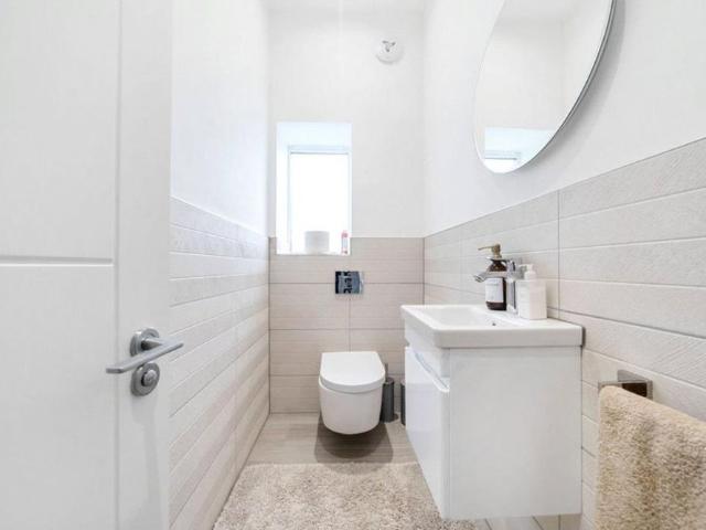 5 bedroom detached house to rent