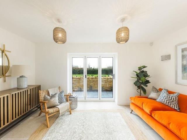 5 bedroom detached house to rent