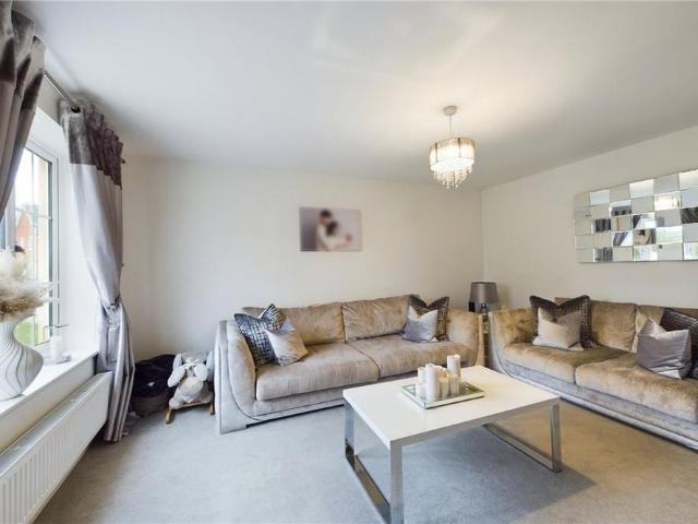 5 bedroom detached house to rent
