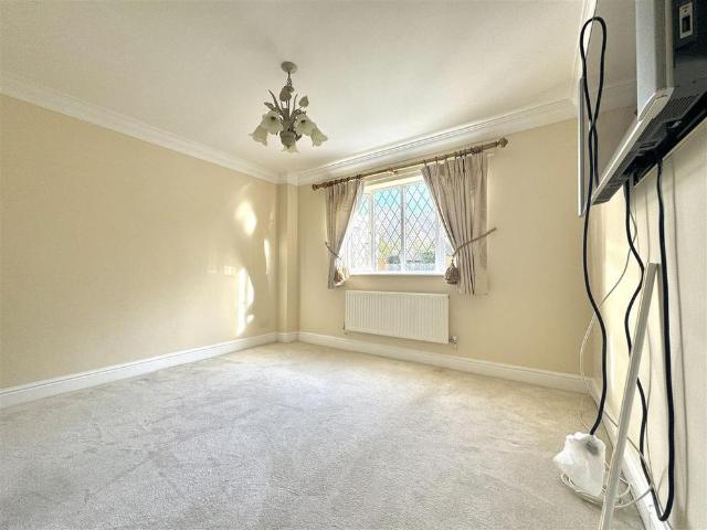 5 bedroom detached house to rent