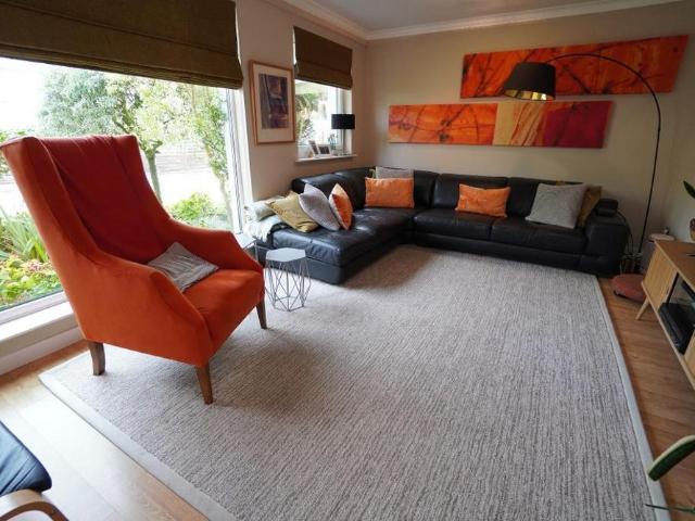 5 bedroom detached house to rent