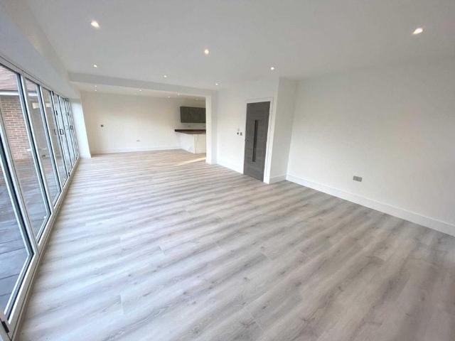 5 bedroom detached house to rent