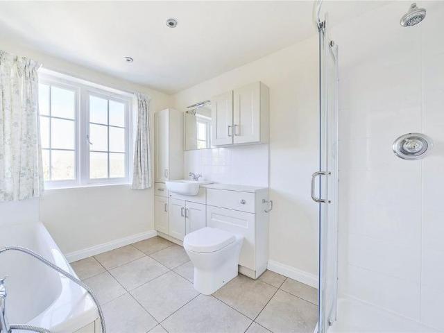 5 bedroom detached house to rent