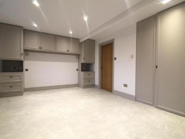 5 bedroom detached house to rent