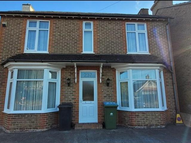 5 bedroom detached house to rent