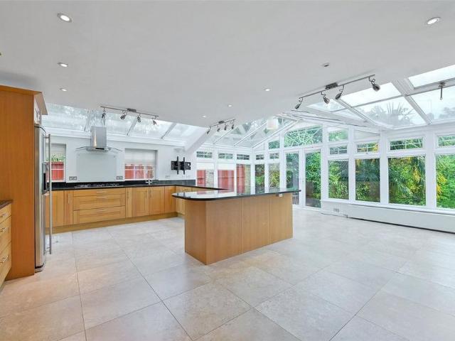 5 bedroom detached house to rent
