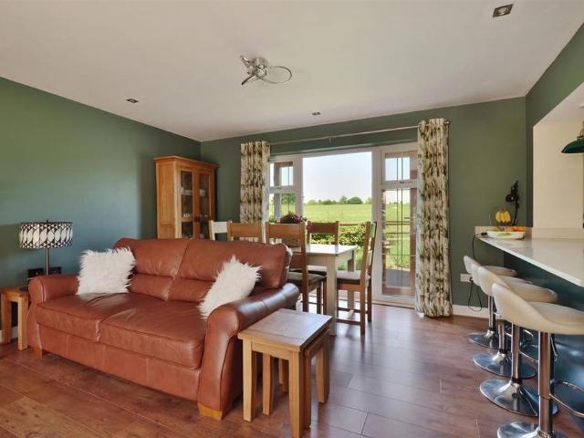 5 bedroom detached house to rent