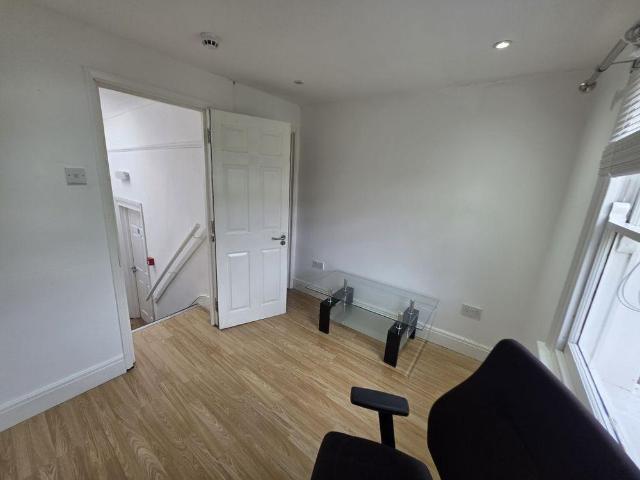 5 bedroom detached house to rent