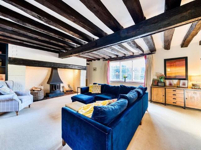 5 bedroom detached house to rent