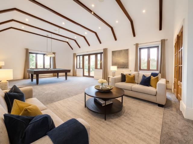 5 bedroom detached house to rent
