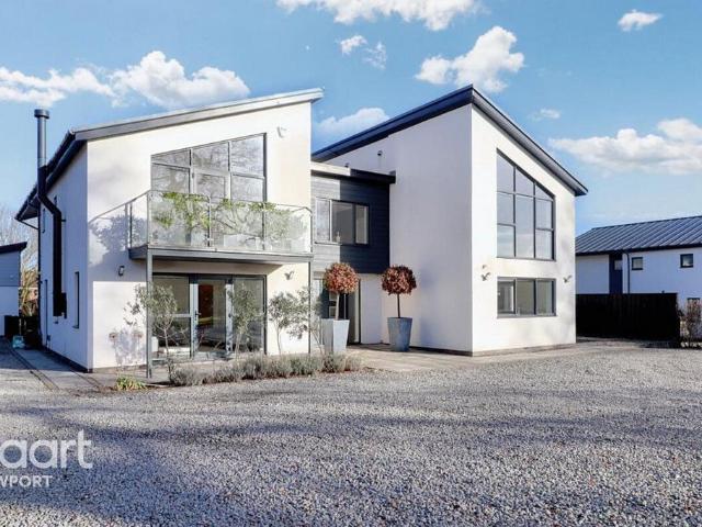 5 bedroom detached house to rent