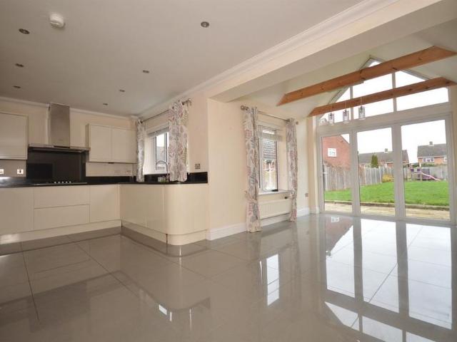 5 bedroom detached house to rent