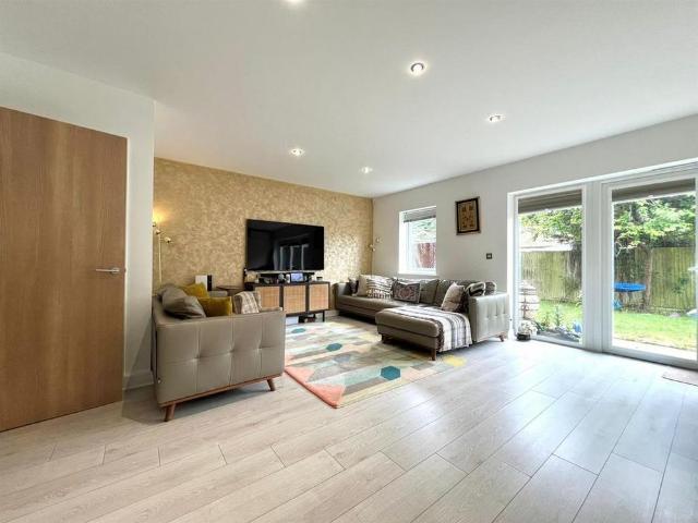 5 bedroom detached house to rent
