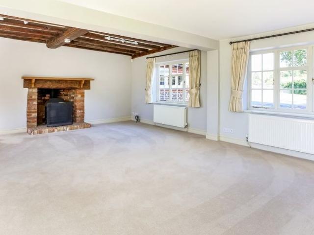 5 bedroom detached house to rent