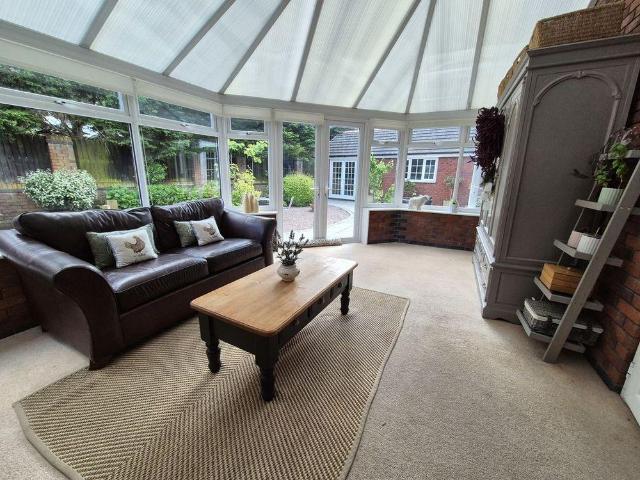 5 bedroom detached house to rent