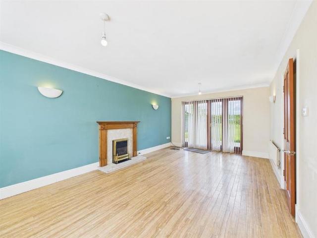 5 bedroom detached house to rent